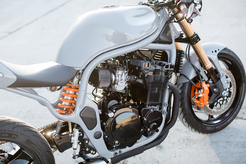 Une Suzuki Bandit en café Racer