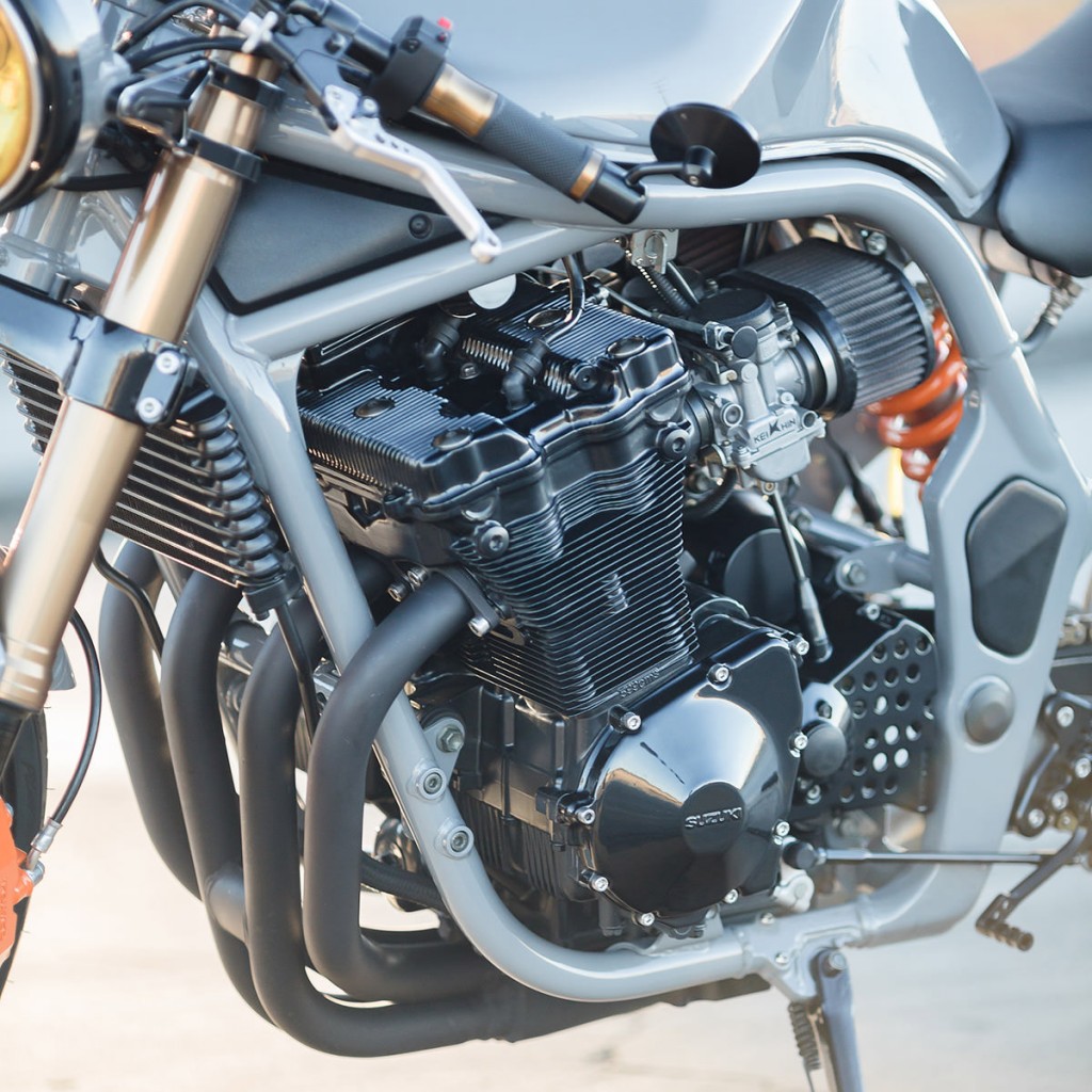 Une Suzuki Bandit en café Racer